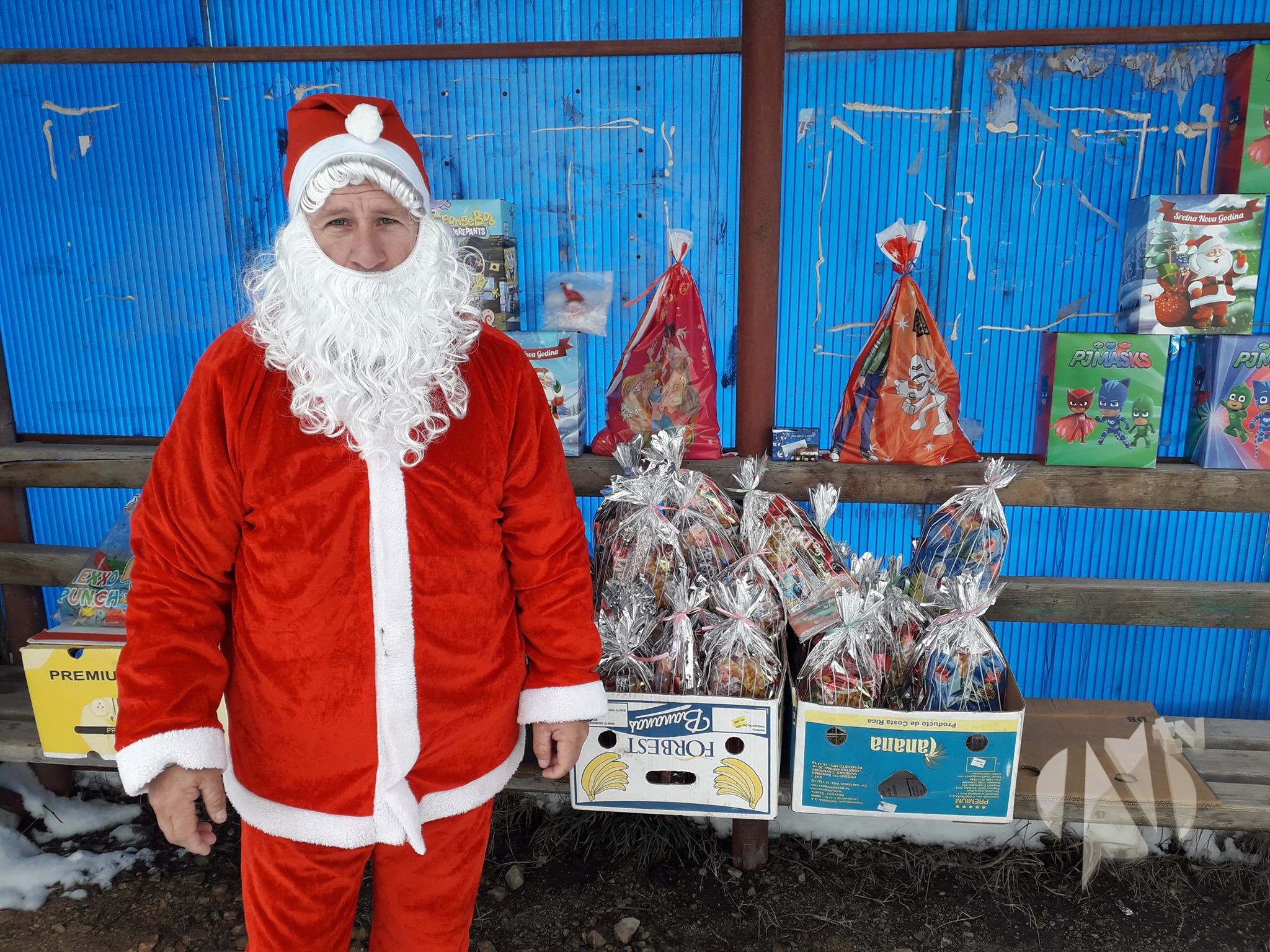 FOTO: Na stanici u Vukovijama Gornjima i ove godine stoji Djed Mraz ...