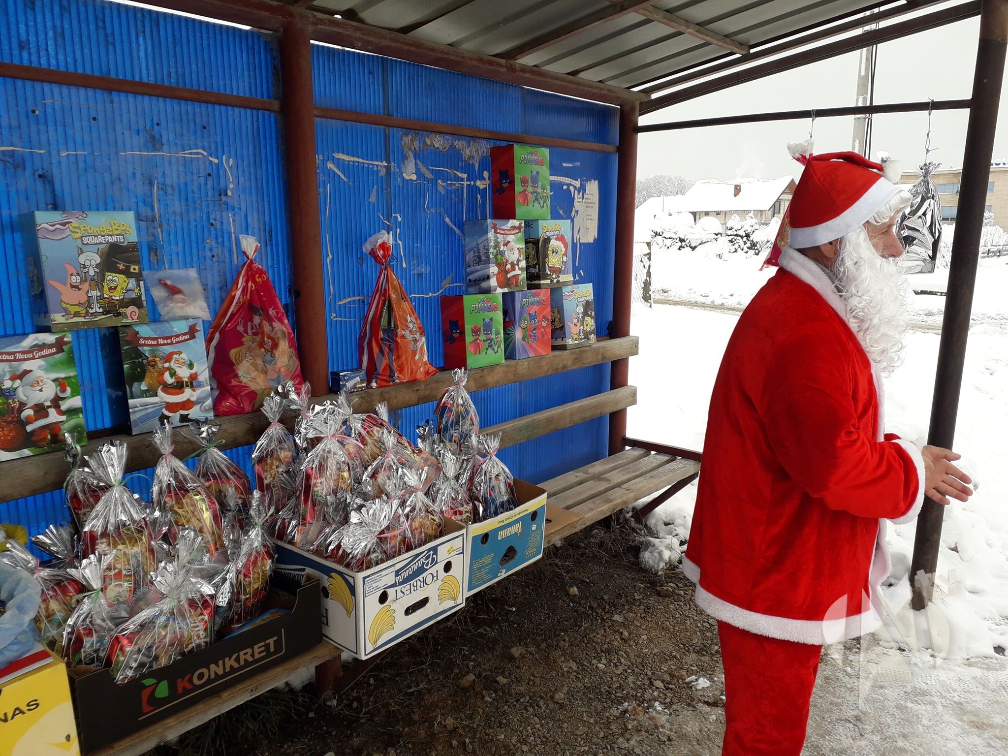 FOTO: Na stanici u Vukovijama Gornjima i ove godine stoji Djed Mraz ...