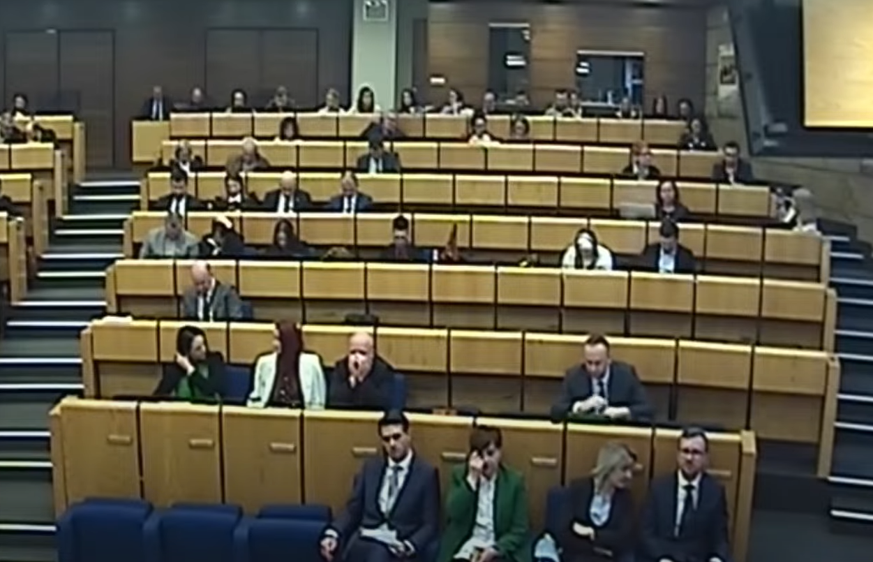 Jednoglasno usvojen zakon o zaštiti od nasilja u porodici i nasilja nad ...